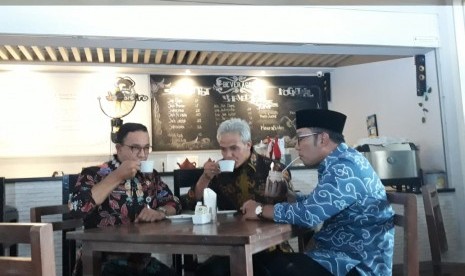 Anies, Ganjar, dan Emil, Ngopi Bareng di Kafe Balai Kota | Republika Online