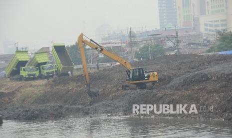 Pengerukan Endapan Lumpur di Kali Ciliwung | Republika Online
