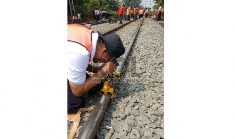 Kegiatan Perawatan Jalur Rel Kereta Api | Republika Online