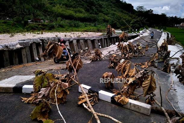 Jalan Penghubung di Bantul Ambles Hingga 1,5 Meter