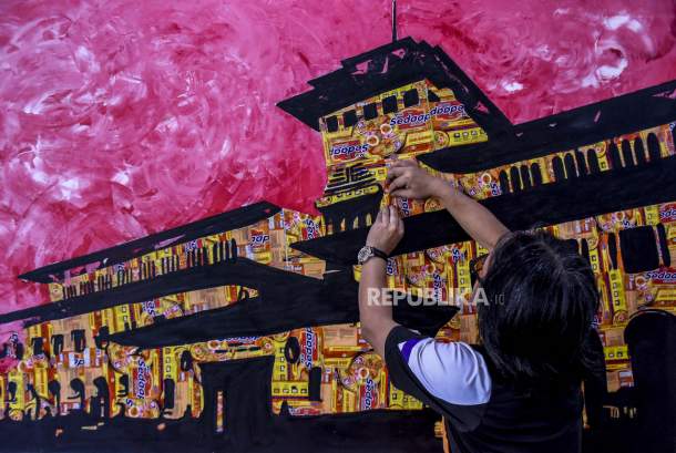 Lukisan Kolase dari Sampah Plastik