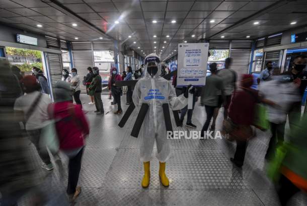 Maskot Manusia Covid