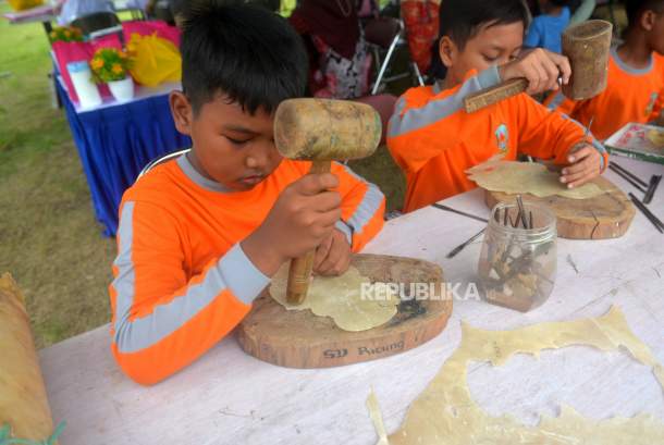 Melihat Anak-anak Membuat Wayang Kulit