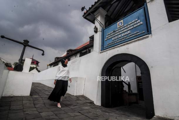 Di Balik Gudang Tua Jakarta