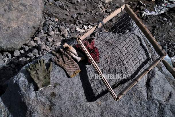 Penambang Pasir Tradisional di Kaki Gunung Merapi