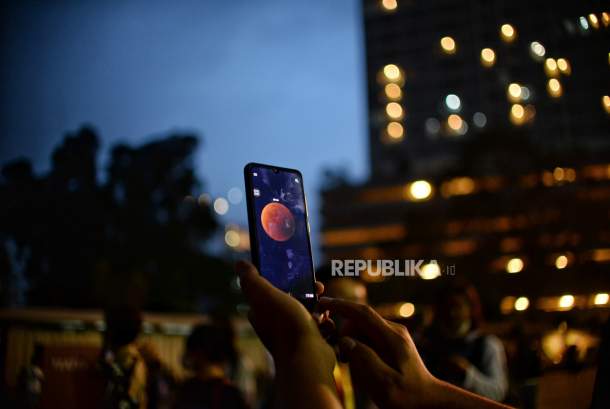 Antusiasme Warga Melihat Gerhana Bulan Total