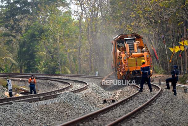 Perbaikan Jalur Rel Kereta Pasca Anjlok KA Argo Semeru dan Argo Wilis