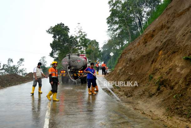 Pembersihan Longsoran di Jalan Provinsi