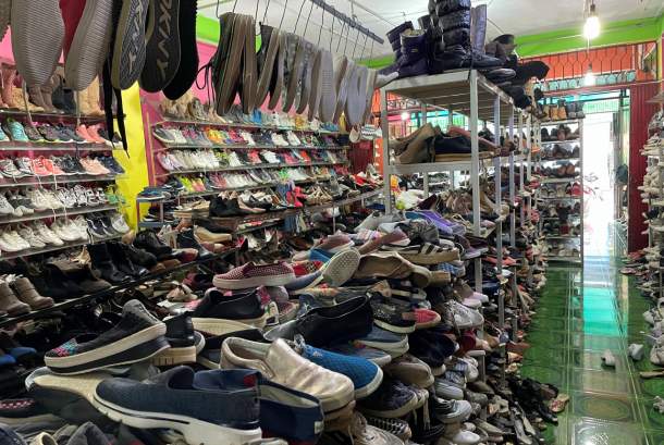 Sepatu Bekas untuk Daur Ulang Berakhir di Pasar Thrifting