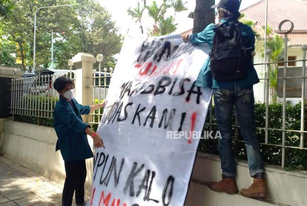 Ketika Kampus Negara ‘Menjebak’ Mahasiswanya Utang Pinjol