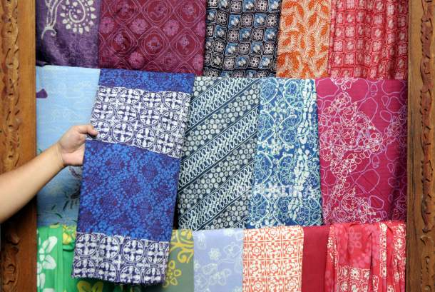 Dari Sebongkah Batu Menjadi Selembar Batik