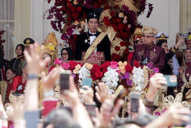 Jokowi dan Kostum Raja Jawa Itu