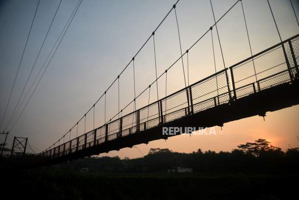 Membahayakan Pelintas, Jembatan Gantung di Banyumas Ditutup Warga