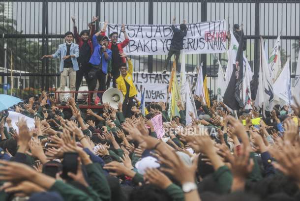 Demonstrasi di depan Gedung DPR RI