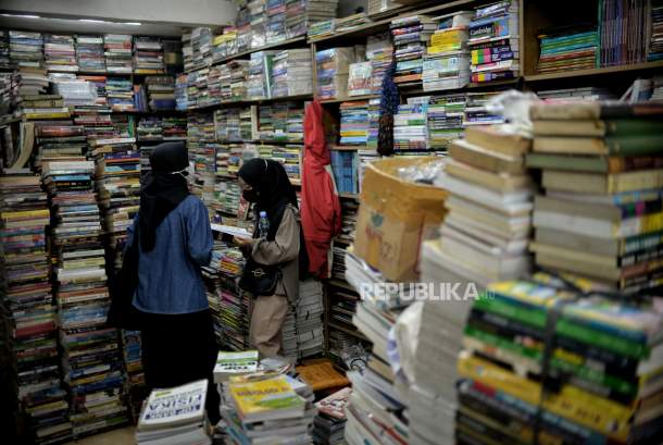 Pedagang Pasar Buku Kwitang Mengarungi Zaman