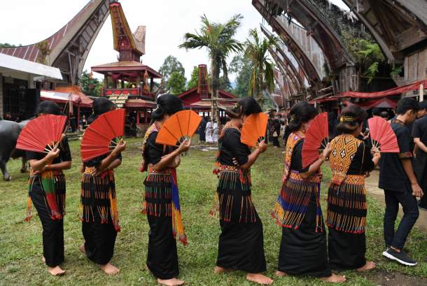 Menyorot Keindahan Kain Toraja