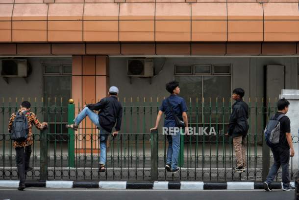 Kebiasaan Lompat Pagar 'Cermin Budaya Bangsa'