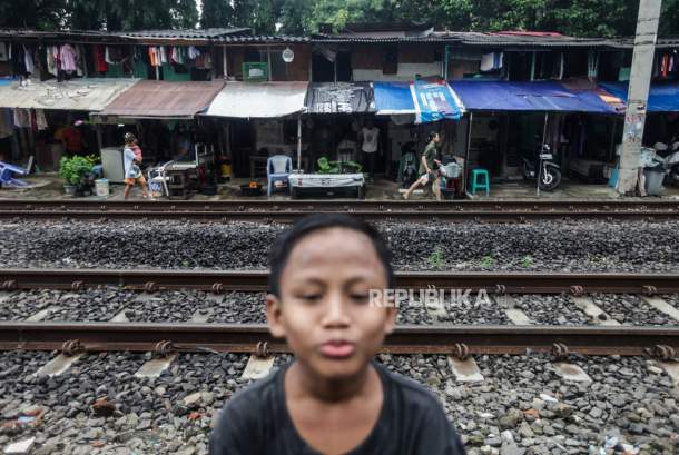 Potret Kehidupan Warga di Bantaran Rel Pejompongan