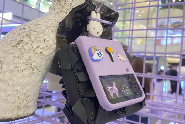 Ponsel Lipat Makin Menarik Minat