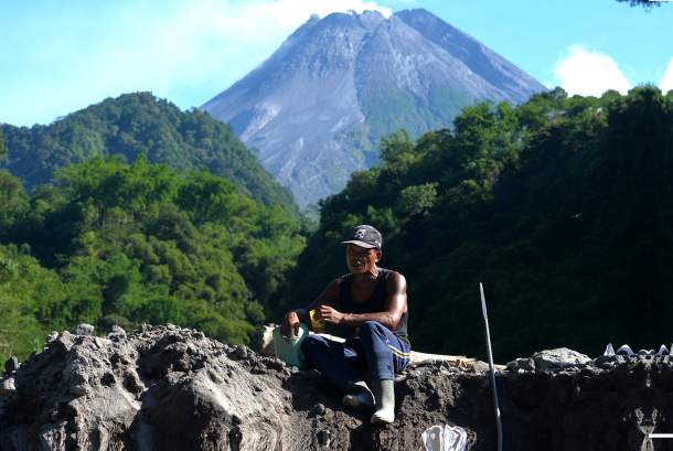 Para Penambang Pasir Tradisional di Kaki Gunung Merapi
