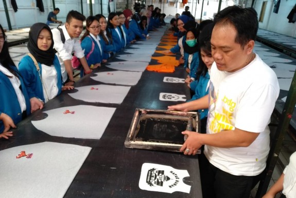 Mahasiswa FEB UBSI Belajar Bisnis kepada Pemilik C59 | Republika Online