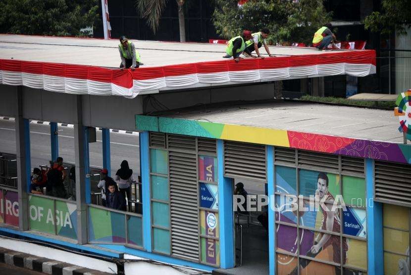 Sambut HUT Ke-73 RI , Halte Transjakarta Dipasangi Bendera | Republika ...