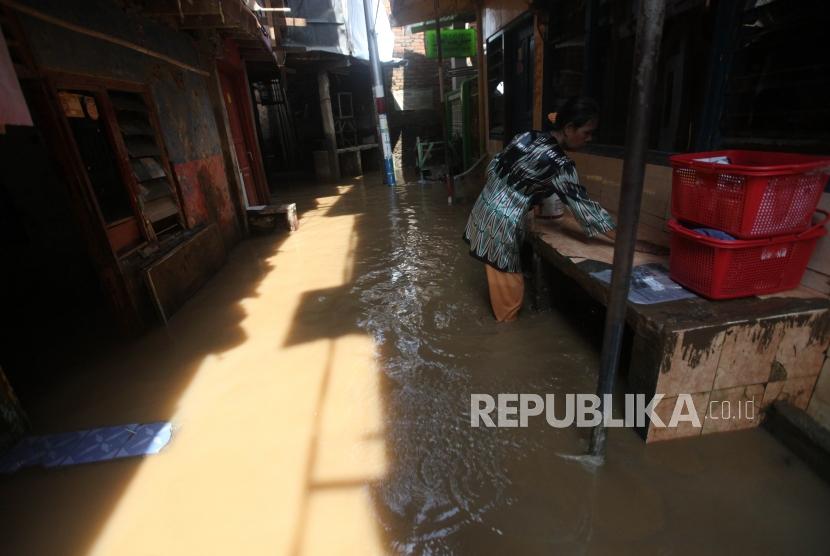 Kali Ciliwung Meluap, Kampung Melayu Terendam Banjir | Republika Online