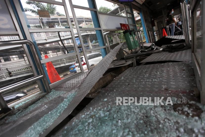 Ditabrak Truk Kontainer, Halte Transjakarta Simprug Rusak | Republika Online