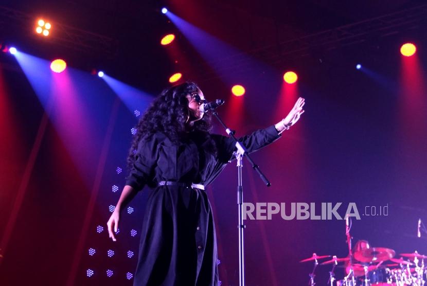 Aksi Panggung H.E.R di BNI Java Jazz Festival 2019 | Republika Online
