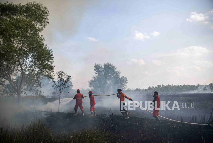 Pemadaman Kebakaran Lahan di Ogan Ilir | Republika Online