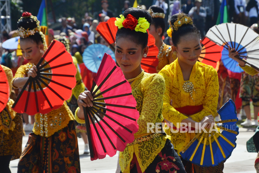 Menari Massal Peringati Hari Tari Sedunia | Republika Online