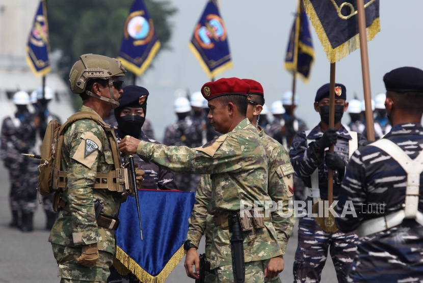 Penyematan Brevet Manusia Katak Kepada Pangkoarmada Ii | Republika Online