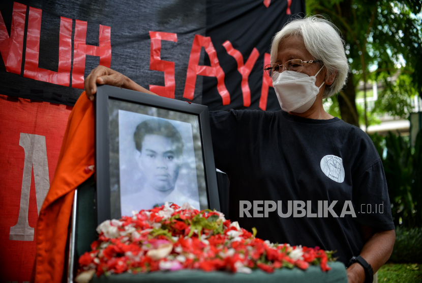 Aksi Tabur Bunga Tragedi Semanggi I | Republika Online