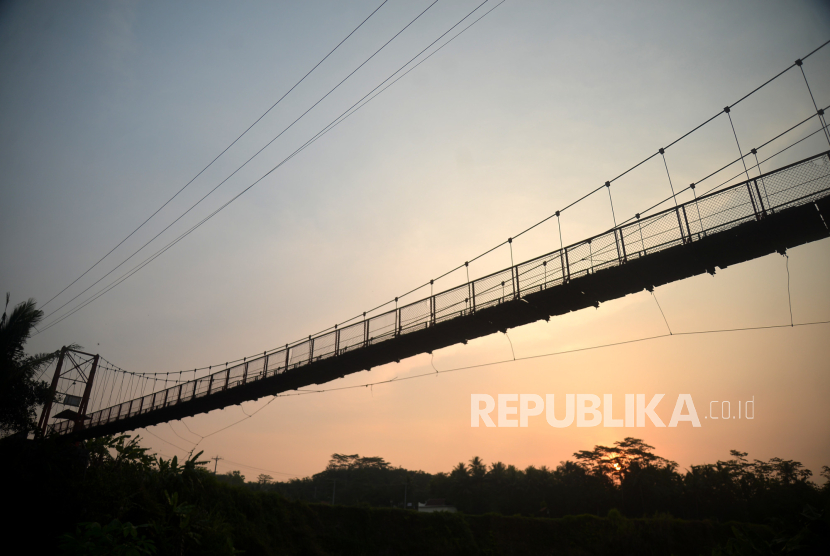 Penutupan Jembatan Gantung di Patikraja | Republika Online