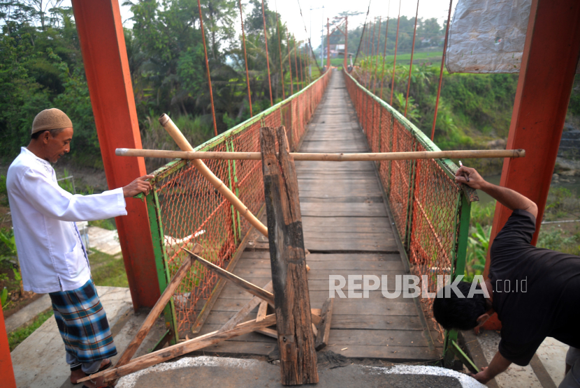 Penutupan Jembatan Gantung di Patikraja | Republika Online