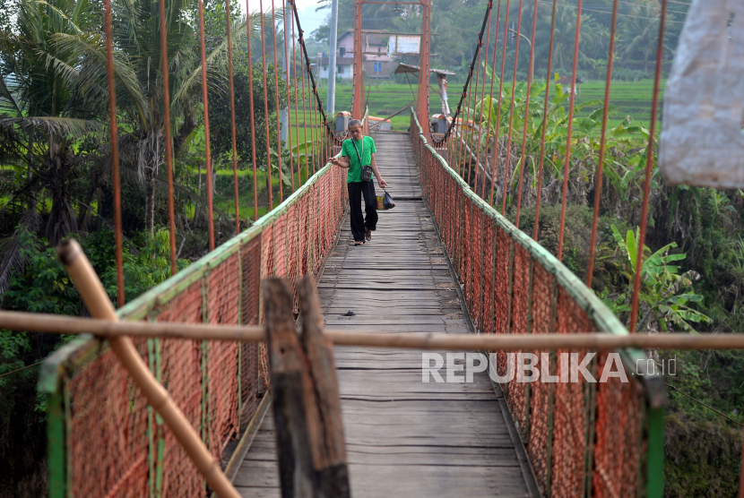 Penutupan Jembatan Gantung di Patikraja | Republika Online