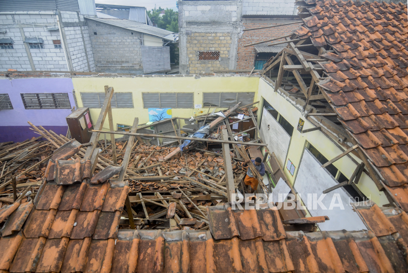 Atap Dua Ruang Kelas SD di Cianjur Runtuh Akibat Hujan dan Angin Kencang | Republika Online