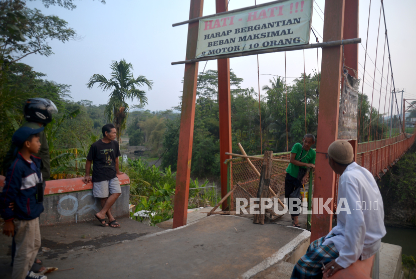 Penutupan Jembatan Gantung di Patikraja | Republika Online