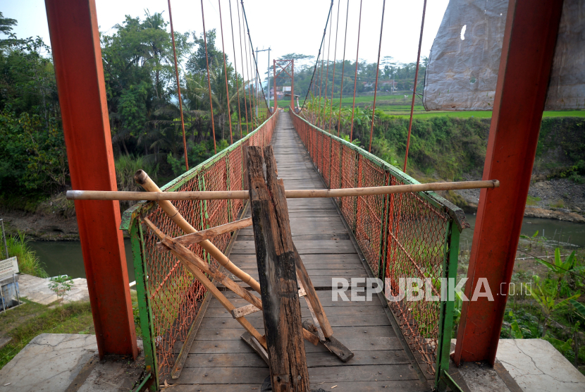 Penutupan Jembatan Gantung di Patikraja | Republika Online