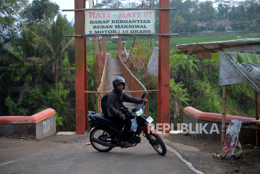Penutupan Jembatan Gantung di Patikraja | Republika Online