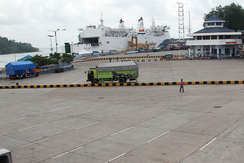 Menyeberang di Pelabuhan Merak Kini Lebih Lancar | Republika Online