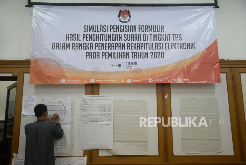 KPU Gelar Simulasi Pengisian Formulir Hasil Perhitungan TPS | Republika ...