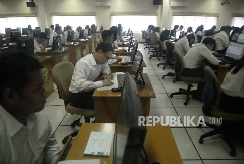 Tiga Juta CPNS Mengikuti Seleksi Berbasis Komputer Hari Ini | Republika ...