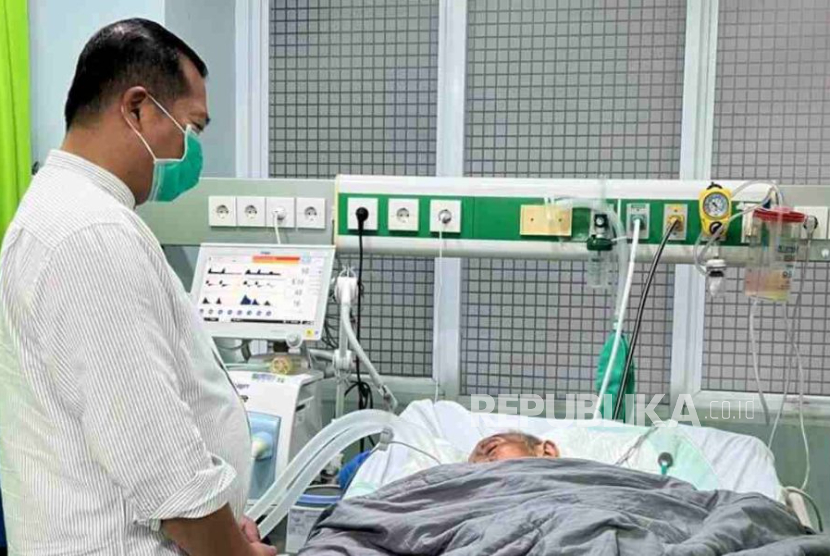 Menhan Sjafrie Jenguk Tuan Guru Bagu yang Dirawat di RSPPN Soedirman ...