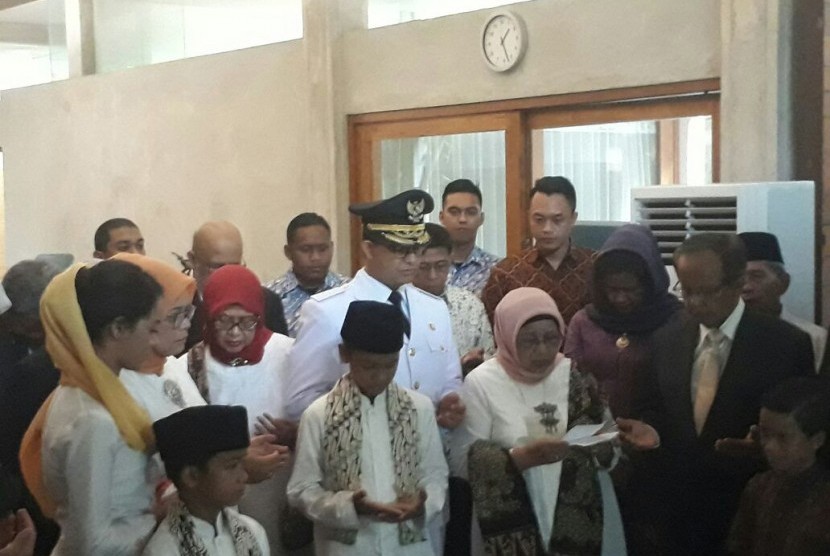 Doa Anies dan Ibunda Sebelum Menuju Balai Kota