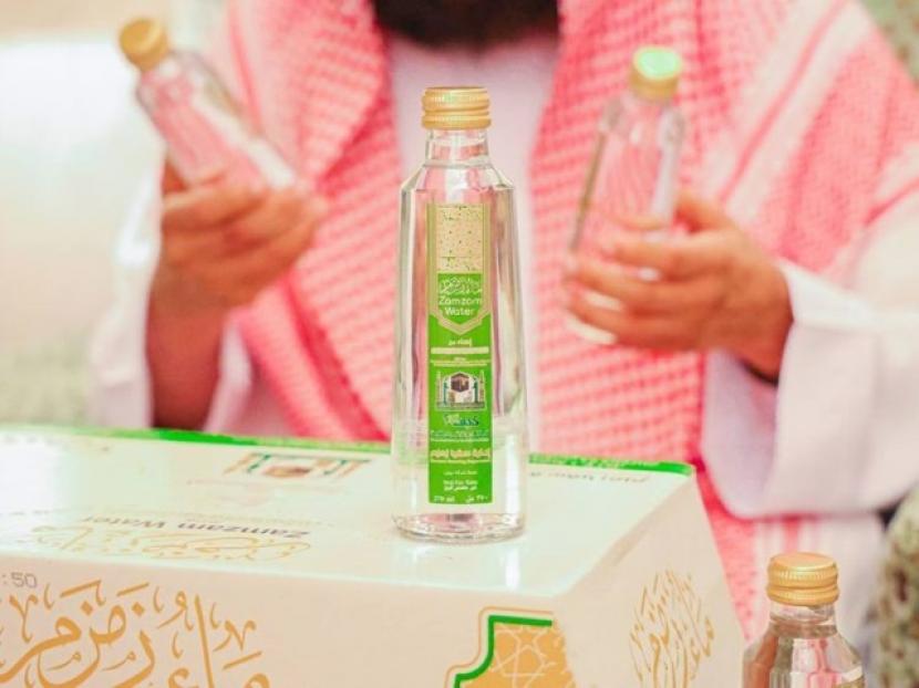 Begini Penampakan Botol Kemasan Air Zamzam yang Baru Diperkenalkan Arab ...