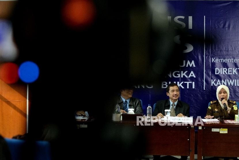 Serah Terima Tersangka Penanggung Pajak | Republika Online