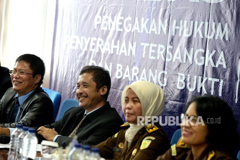 Serah Terima Tersangka Penanggung Pajak | Republika Online