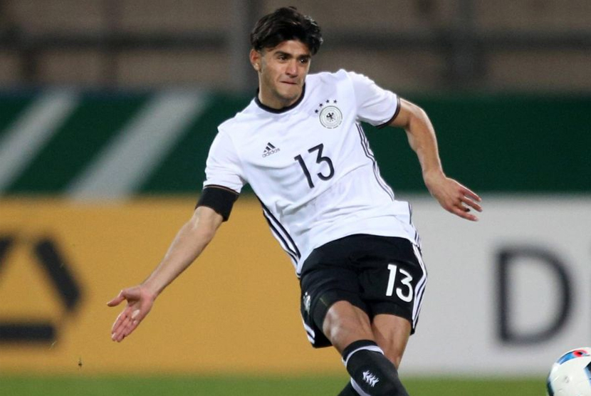 Barcelona Incar Mahmoud Dahoud, Saingi Liverpool-Juventus | Republika ...