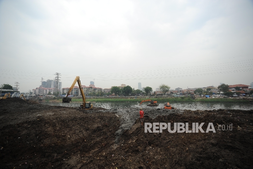 Pengerukan Endapan Lumpur di Kali Ciliwung | Republika Online